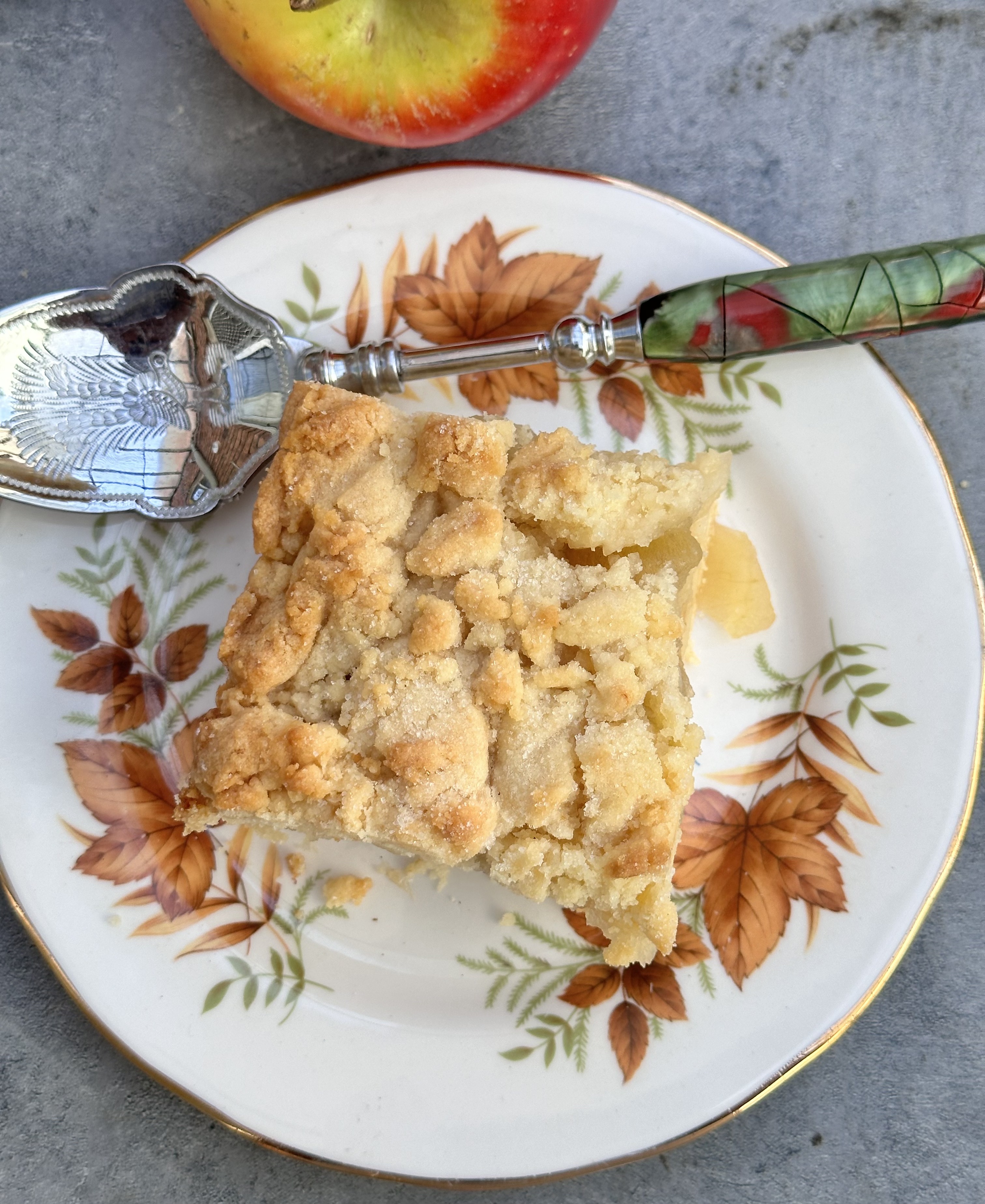 Easy Cinnamon Apple Shortbread Slice - Mama Lola Cooks